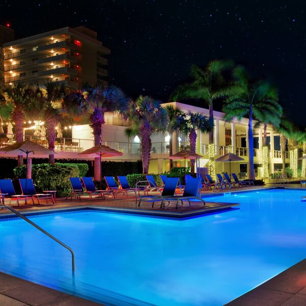 marriott hotel poolside